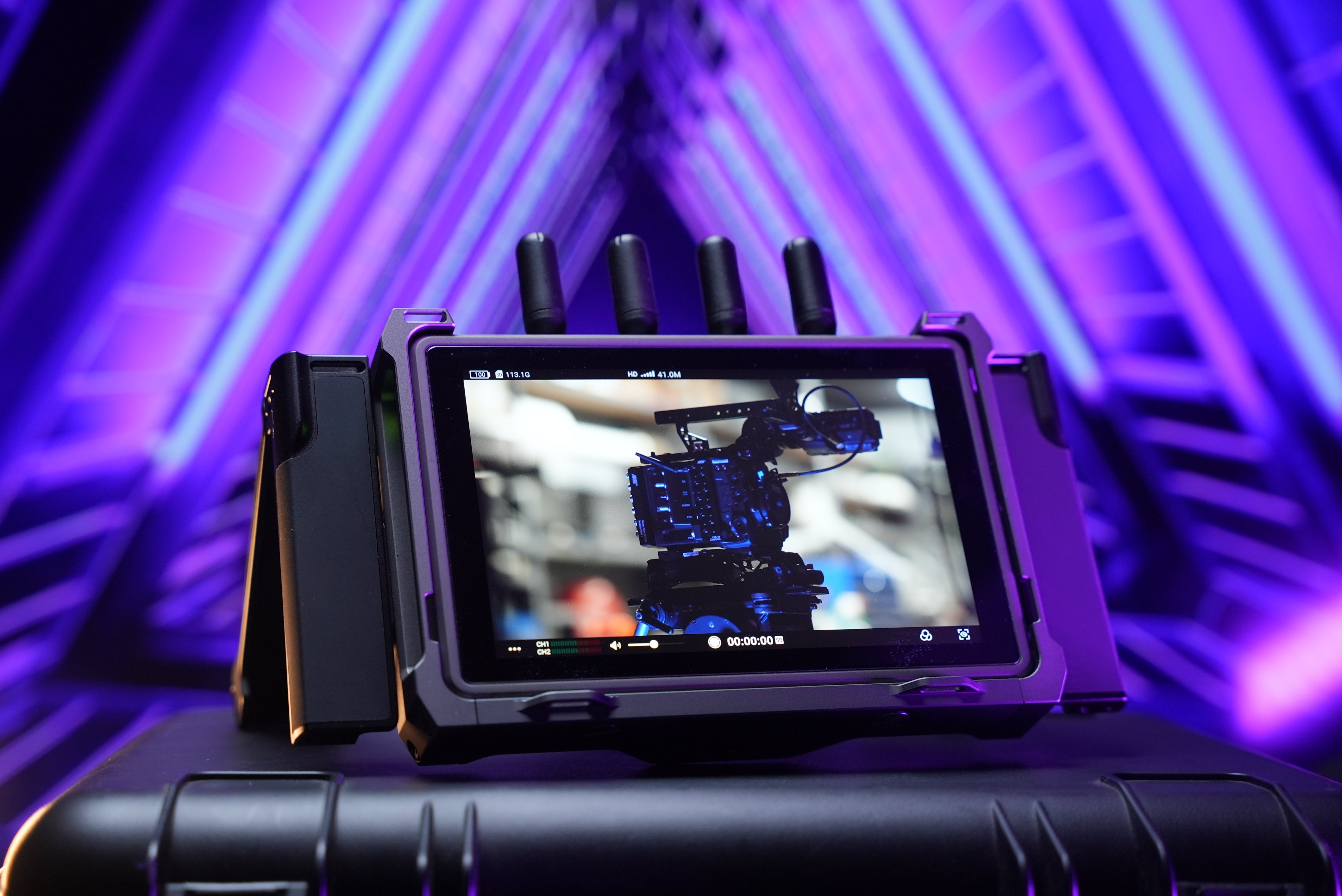 Up to 6 Km Wireless Video: DJI Transmission System